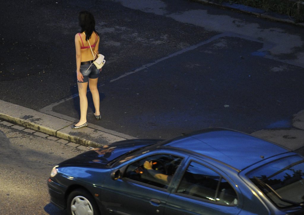 Trying to show human trafficking the red light - SWI swissinfo.ch