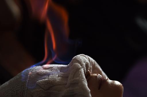 Os 'médicos' que curam com fogo na China - SWI swissinfo.ch