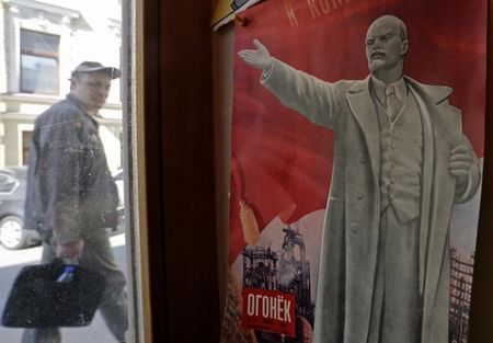 Berlim suspende escavação de cabeça de estátua gigante de Lenin - SWI ...