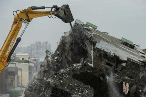 اكثر من مئة قتيل في انهيار المبنى السكني في تايوان بعد الزلزال - SWI ...