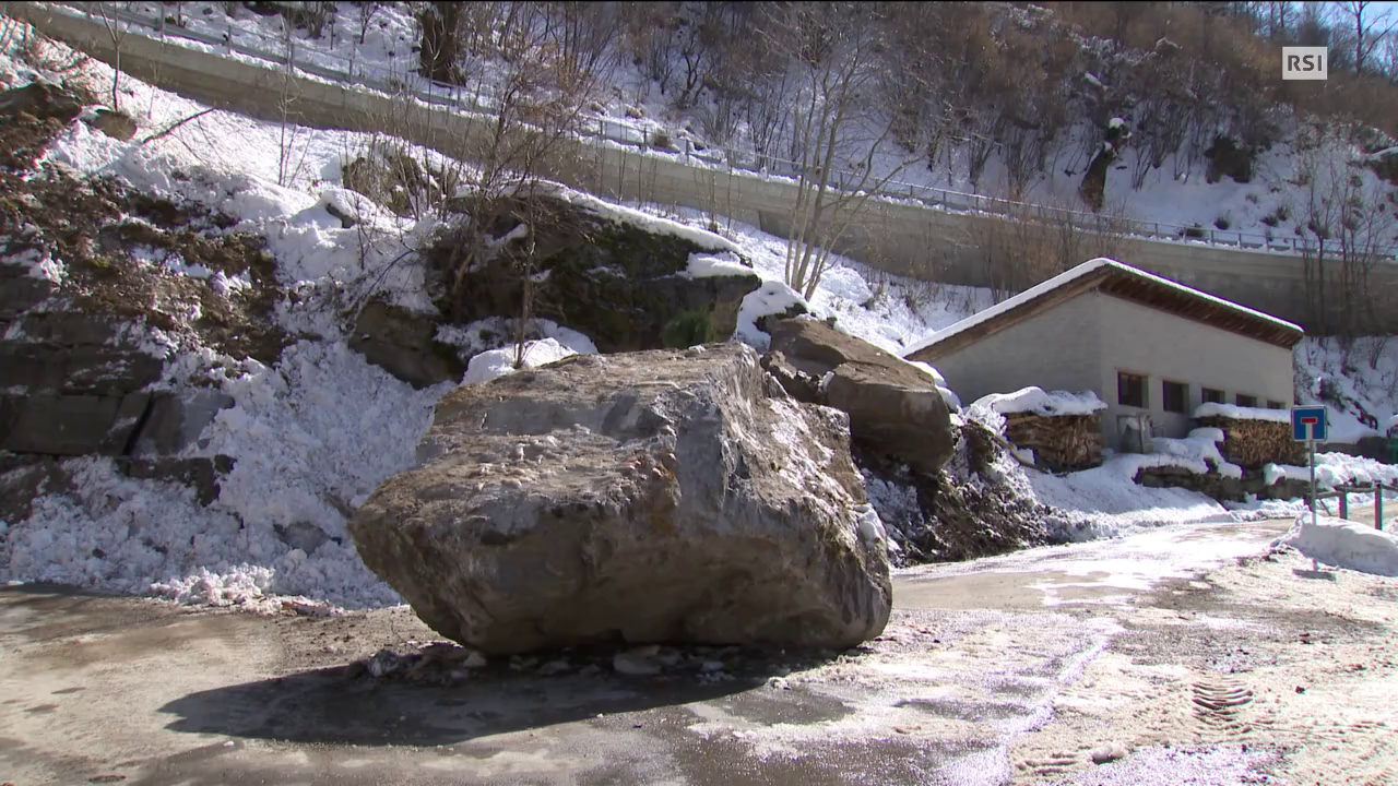Frana inghiotte la strada in Val Calanca - TVS tvsvizzera.it Frana inghiotte la strada in Val Calanca - TVS tvsvizzera.it
