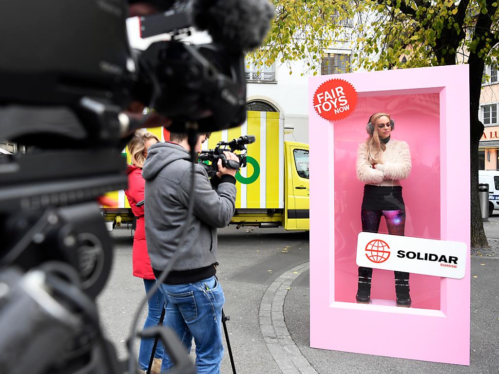 Solidar-Suisse prangert Arbeitsbedingungen mit Protest-Barbie an - SWI ...