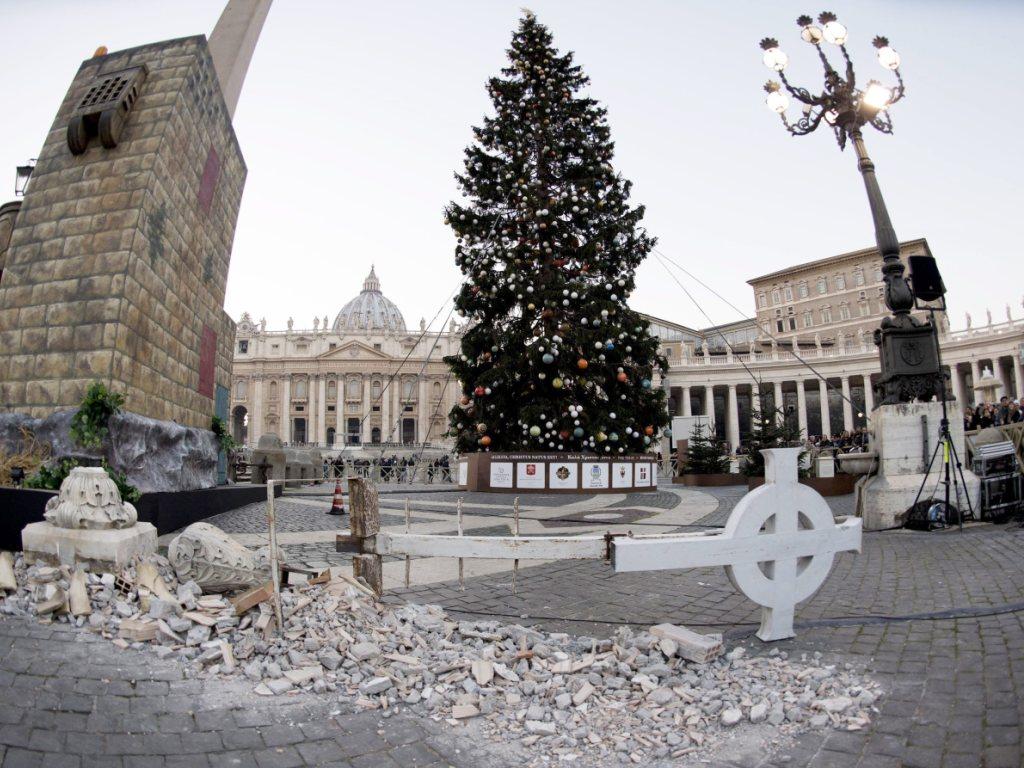 Séismes: une flèche symbolique au pied de l'arbre de Noël - SWI ...