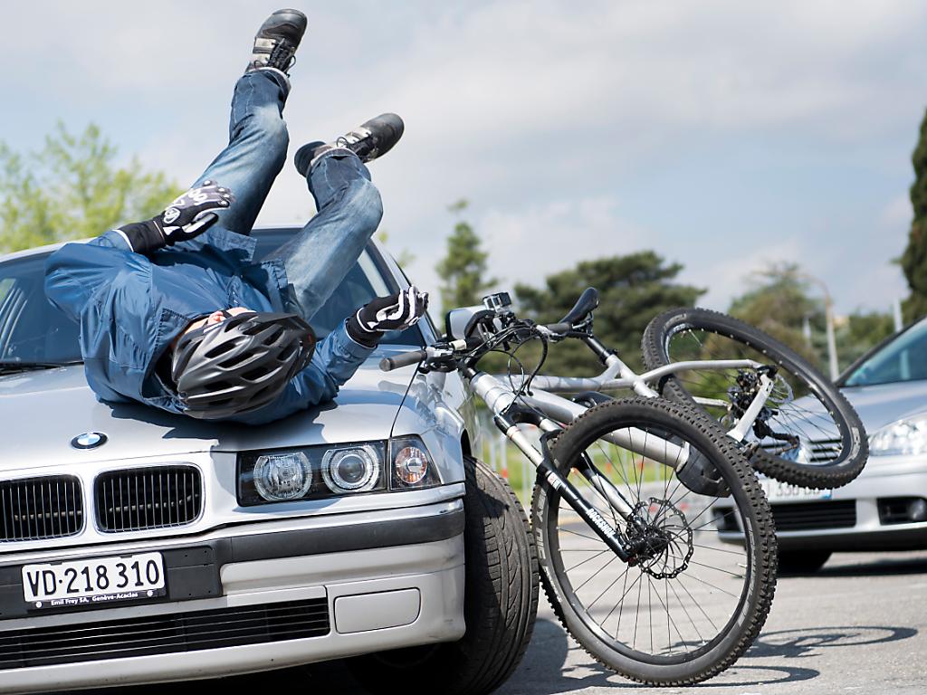 Im Kreisel werden Velofahrende besonders oft übersehen - SWI swissinfo.ch