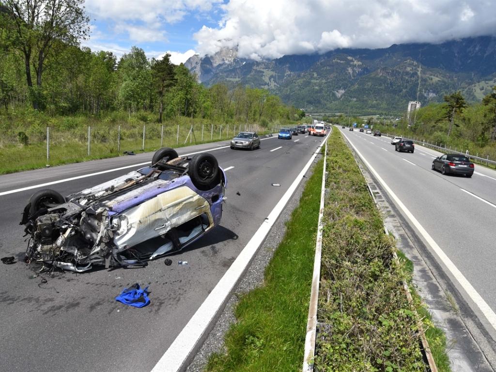 Auto si capovolge sull'A13, ferito un 21enne - SWI swissinfo.ch