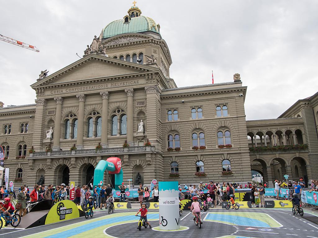 Bern zelebriert das Zweirad - reges Treiben auf dem Rundkurs - SWI ...
