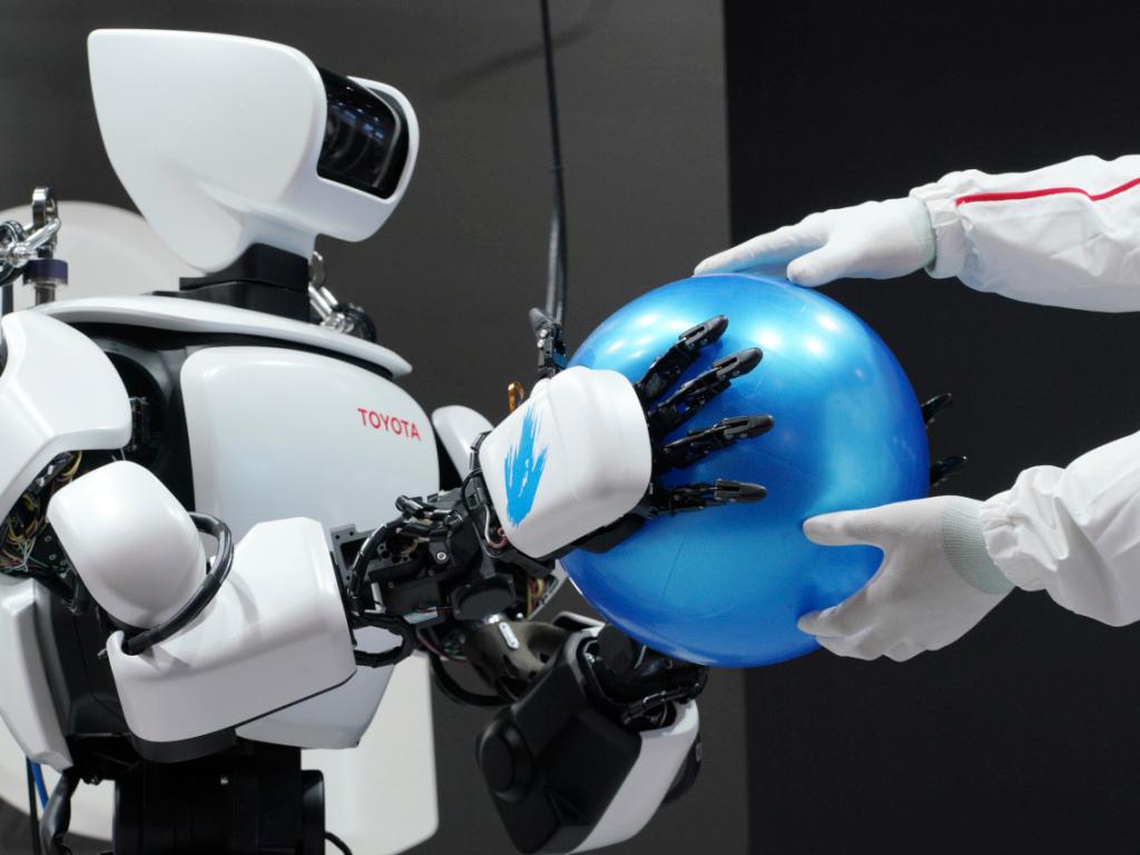 Toyota présente son nouveau robot humanoïde, contrôlable à distance ...