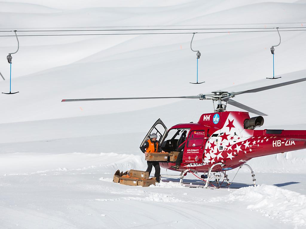 Une skieuse meurt sur les pistes de Zermatt (VS) - SWI swissinfo.ch