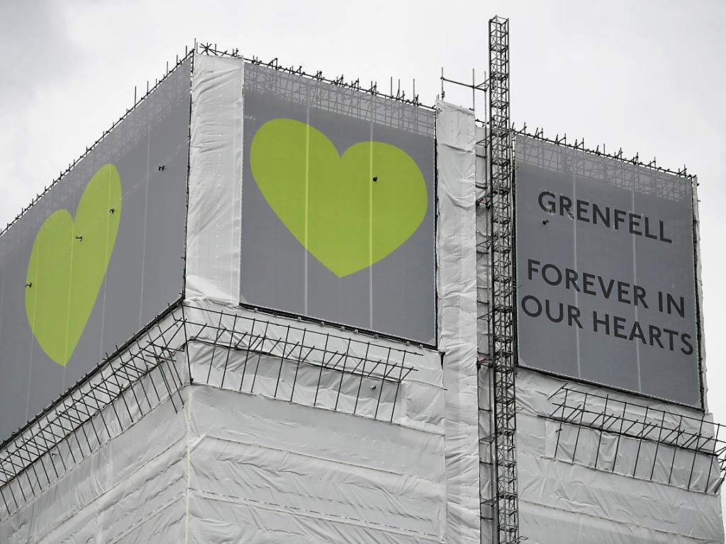 Un an après l'incendie de la tour Grenfell, Londres se recueille - SWI ...