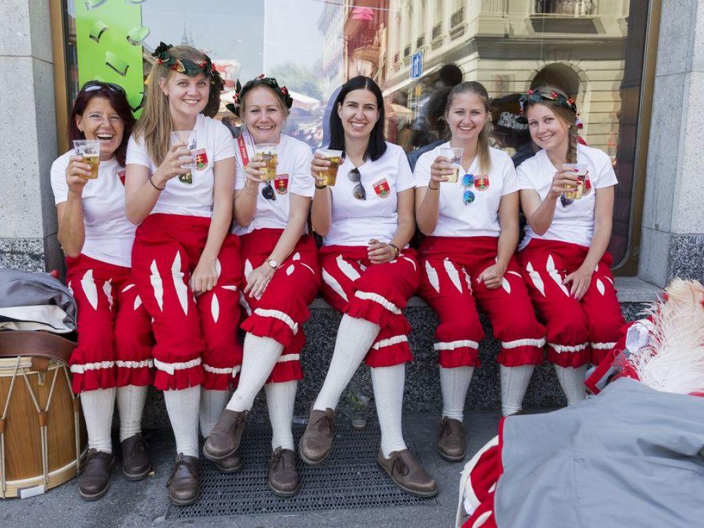 Viel Zulauf am Eidgenössischen Tambouren- und Pfeiferfest in Bulle ...