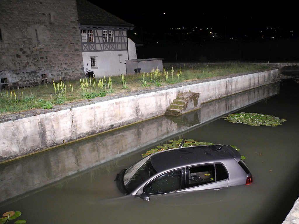 Pfäffikon: Une voiture finit sa course dans les douves d'un château - SWI swissinfo.ch