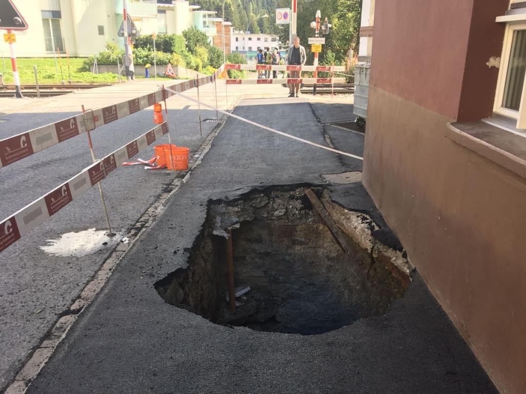 GR: cede manto stradale, operaio cade con rullo compressore, grave ...