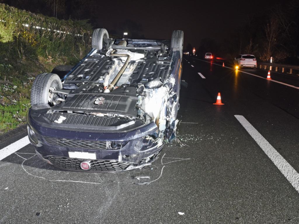 Auto landet nach Unfall auf dem Dach - drei Personen verletzt - SWI swissinfo.ch