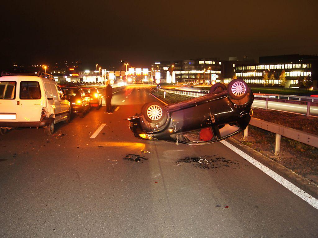 Auffahrunfall bei Autobahnausfahrt Baar: Auto landet auf Dach - SWI ...