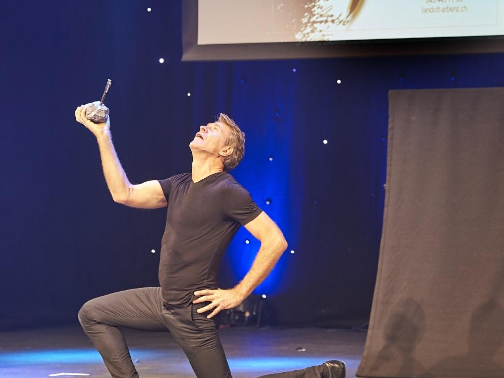 Rob Spence erhält den "Arosa Humorfüller" - SWI swissinfo.ch