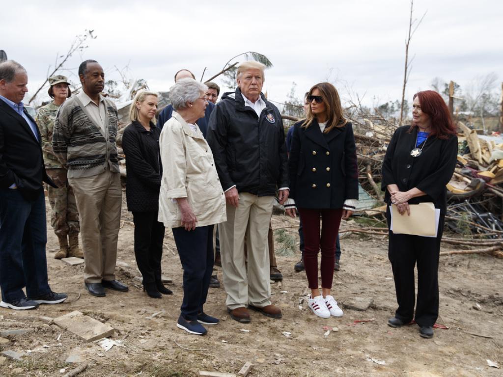Usa: Trump in Alabama con superstiti tornado, autografa bibbie - SWI ...