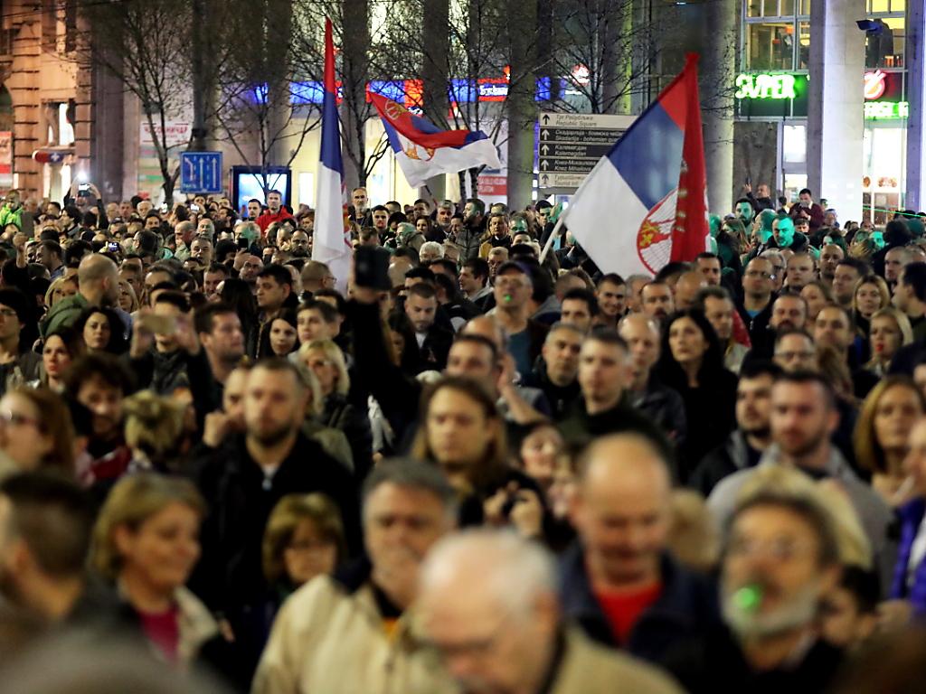 Tausende Serben demonstrieren gegen "Pinocchio" Vucic - SWI swissinfo.ch