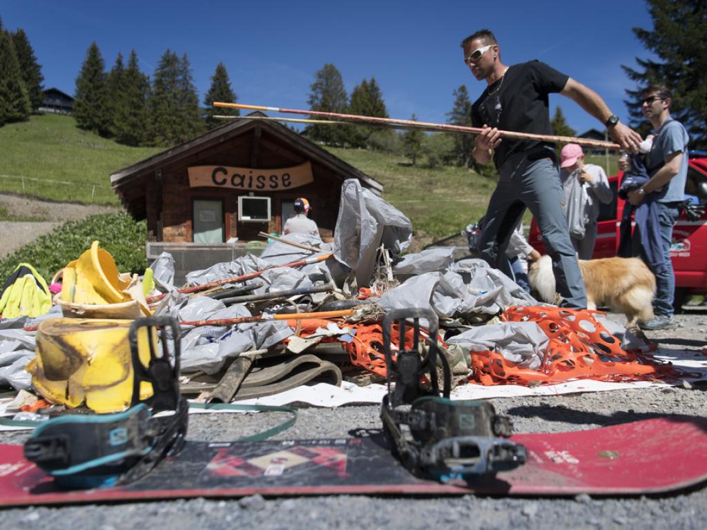 Putzaktion auf Schweizer Skipisten - Allerlei kommt zum Vorschein - SWI ...