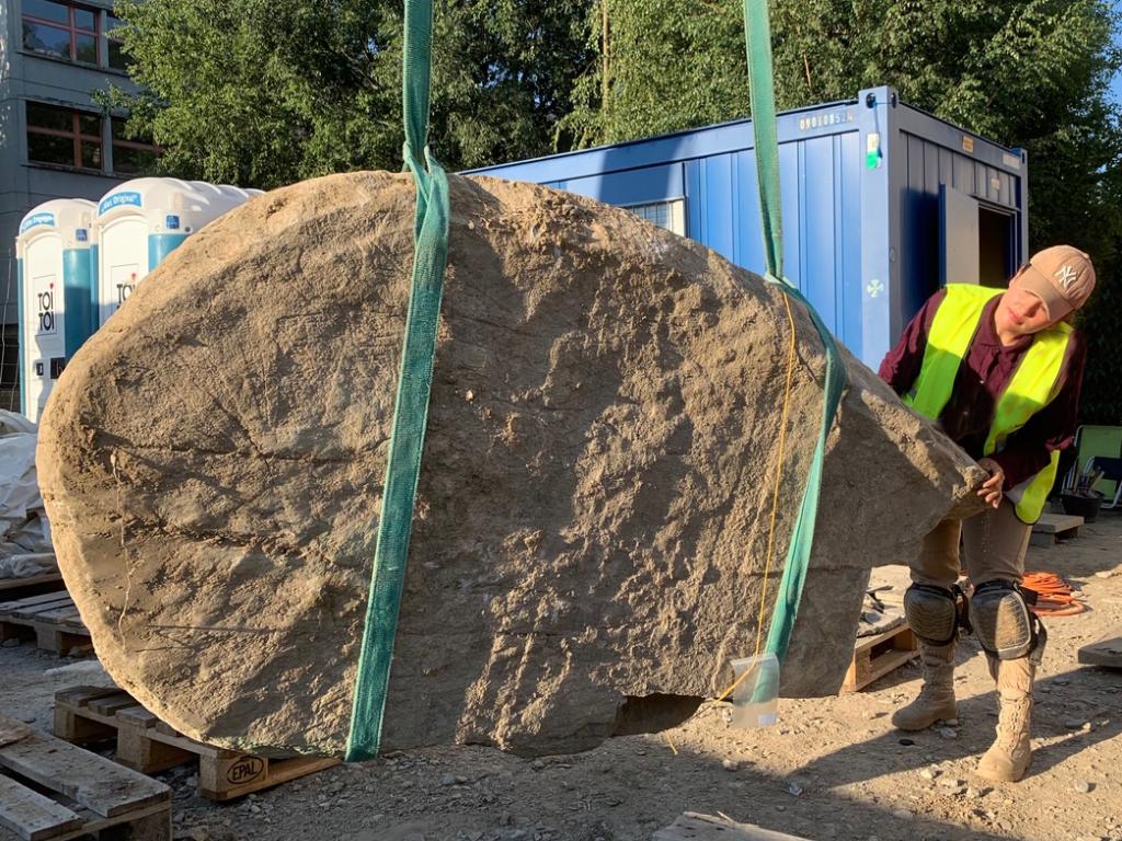 Six stèles datant de quelque 4500 ans découvertes à Sion - SWI swissinfo.ch