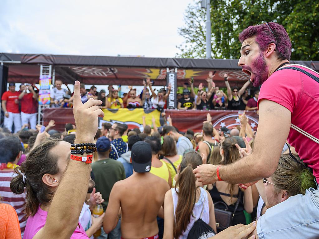 Hunderttausende Techno-Fans feiern ganz entspannt in Zürich - SWI ...