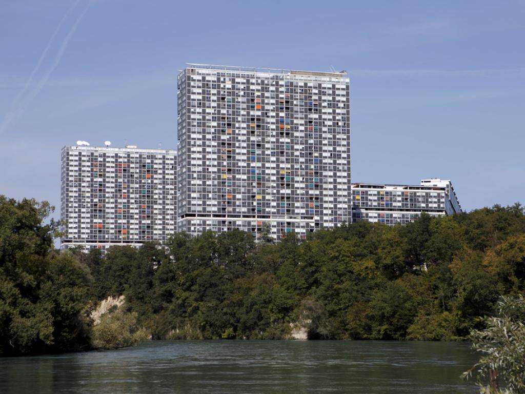 Feuerwehr löscht Brand in Genfer Hochhauskomplex Lignon - SWI swissinfo.ch