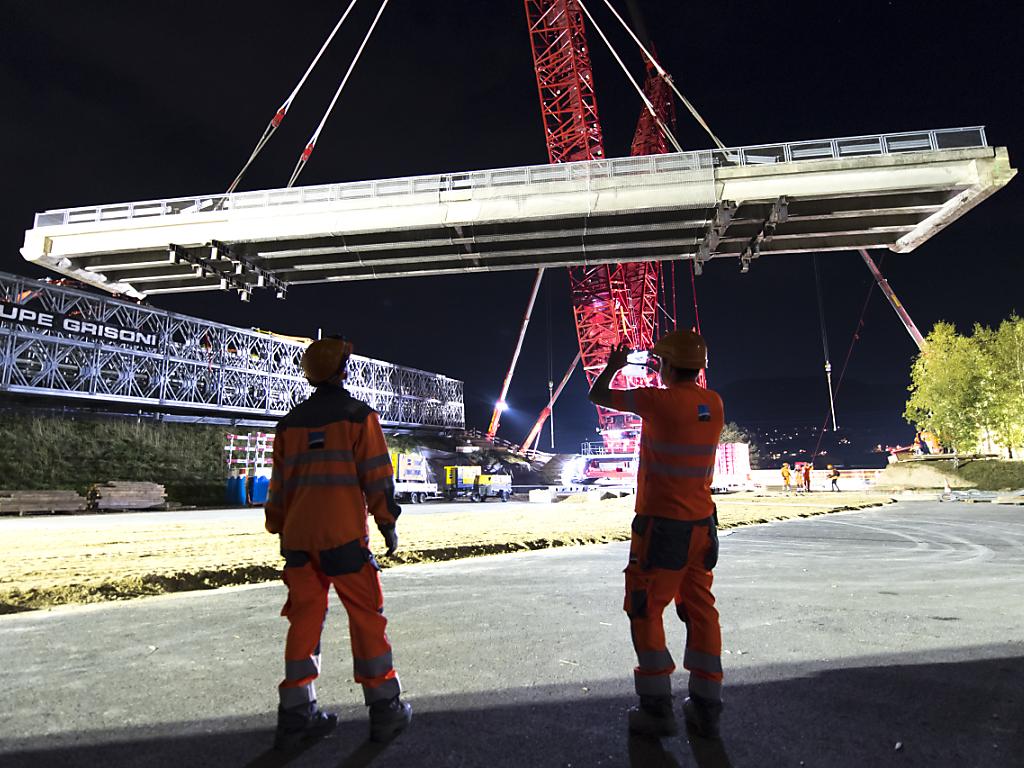 Un nouveau pont enjambe l'A1 à Bursins grâce à une grue géante - SWI ...