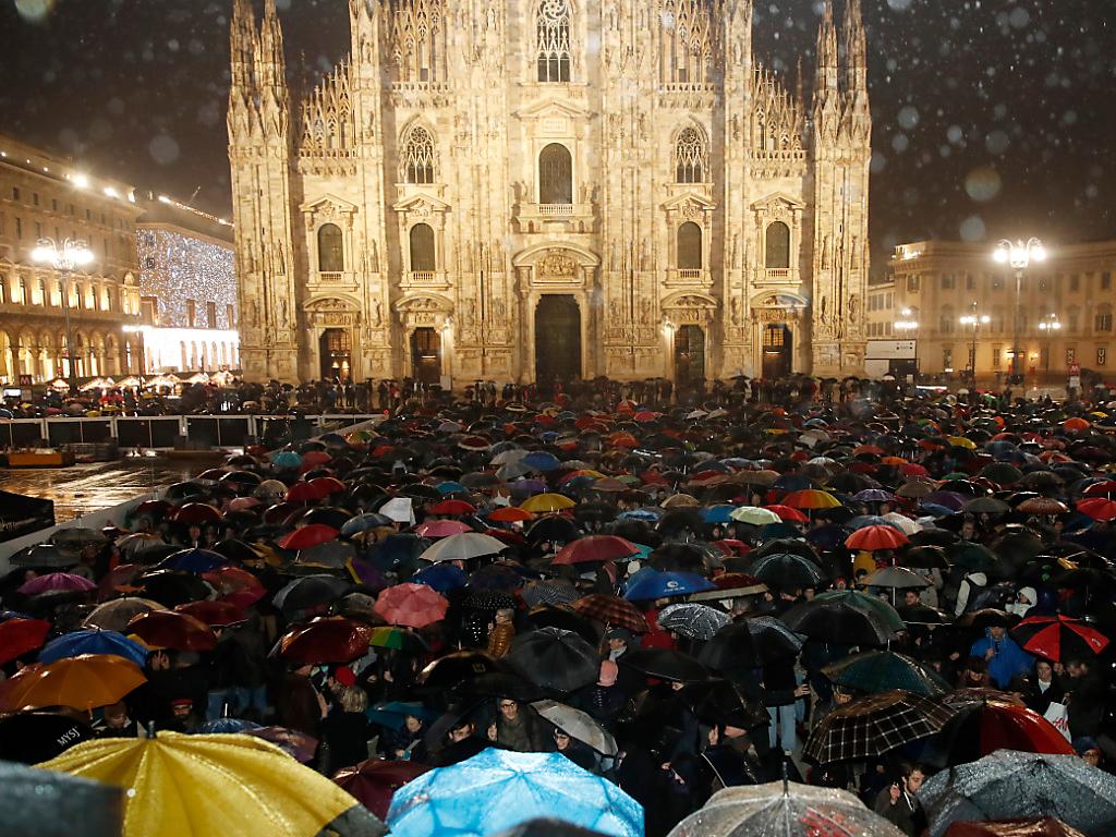 Sardine: a Milano 25mila persone in piazza Duomo - SWI swissinfo.ch