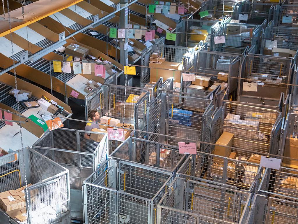 La Poste: nombre record de colis en 2019, nouveau recul des lettres ...