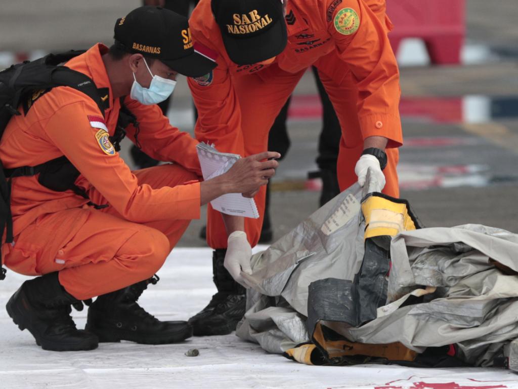 Einsatzkräfte finden nach Flugzeugabsturz Leichenteile - SWI swissinfo.ch