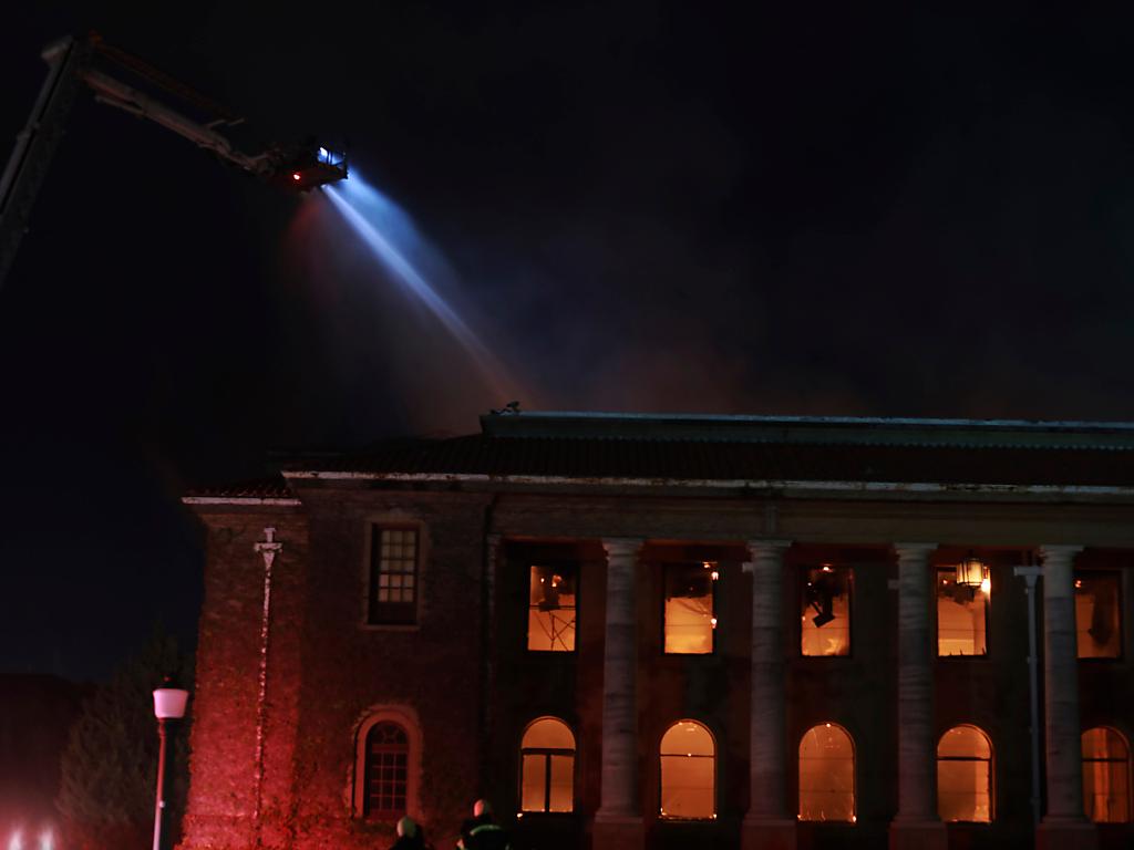 Verheerender Grossbrand in Kapstadt zerstört historische Gebäude - SWI ...