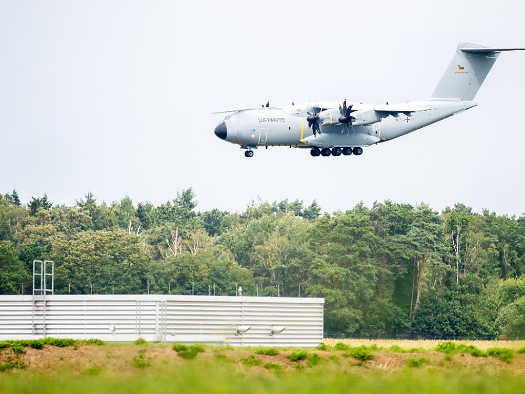 Maschine der deutschen Bundeswehr holt 125 Menschen aus Afghanistan - SWI swissinfo.ch
