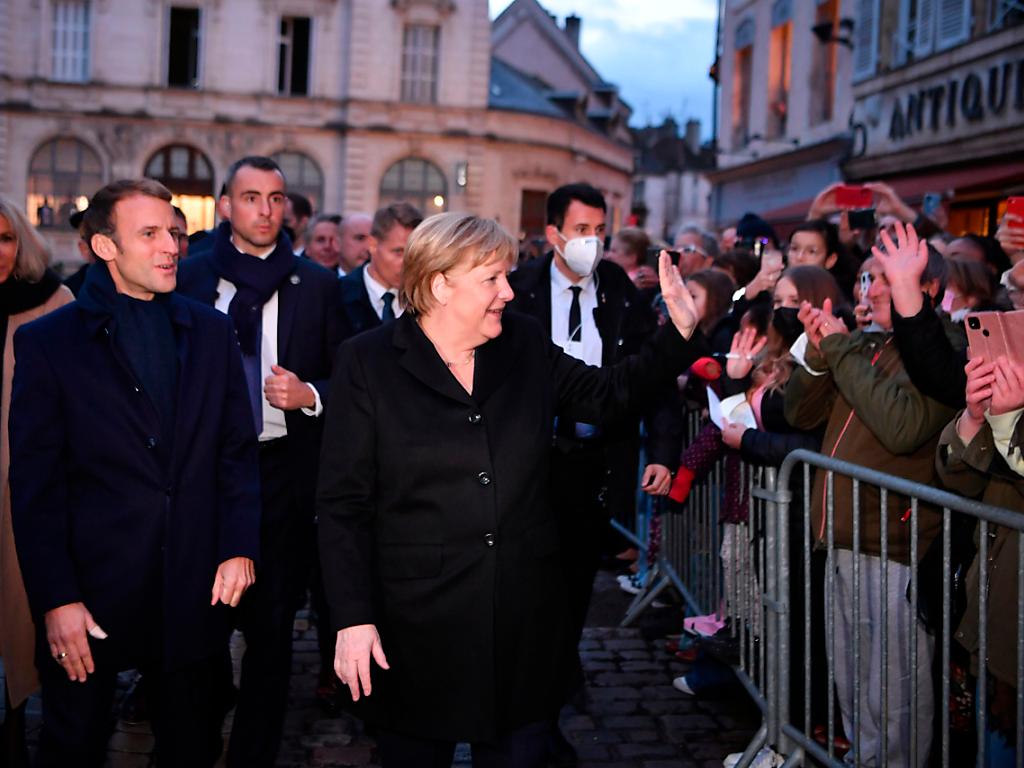 Merkel auf Abschiedsbesuch in Frankreich unter Jubel empfangen - SWI ...