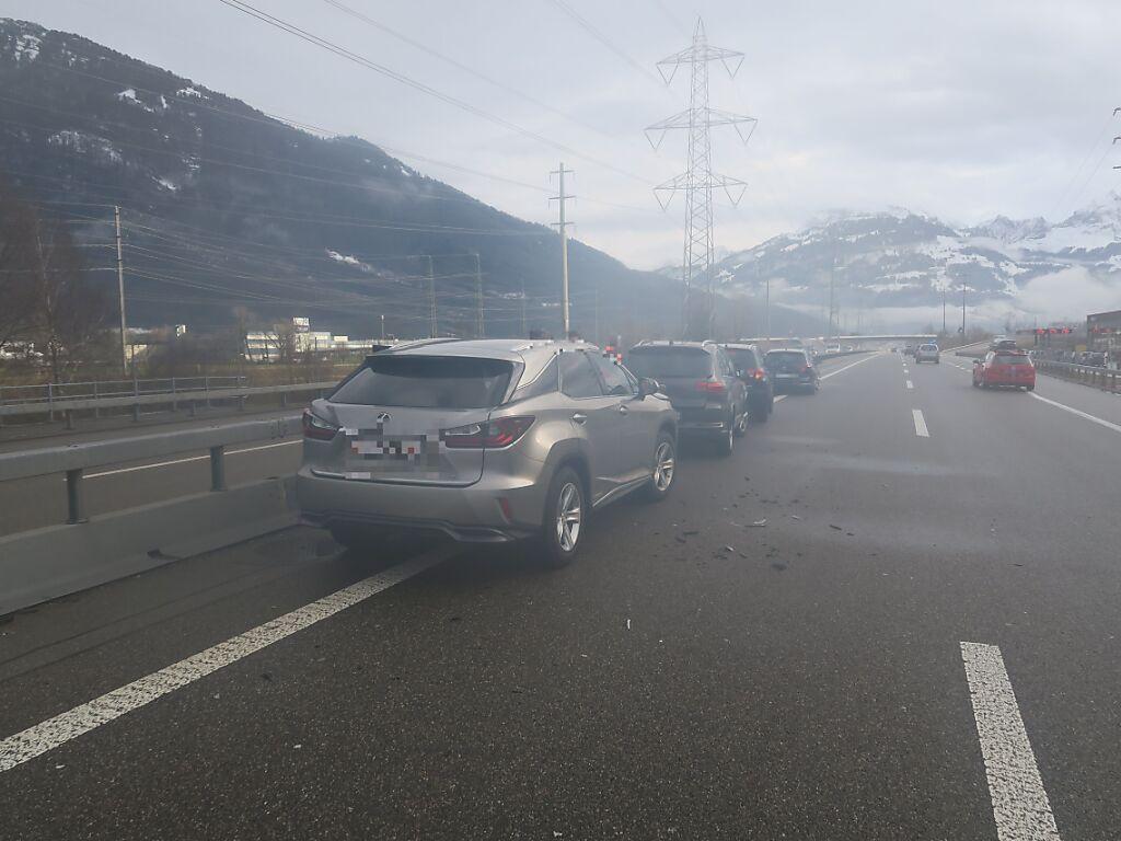 Vier Autos in zwei Auffahrunfälle auf A3 im Glarnerland verwickelt - SWI swissinfo.ch
