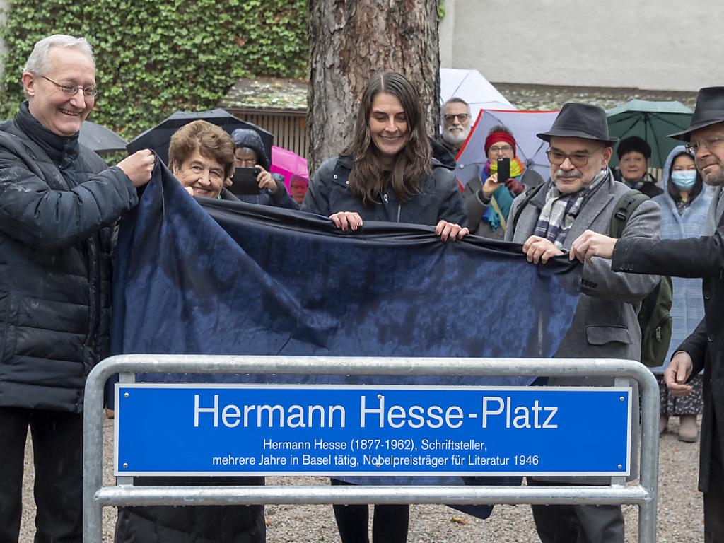 Inauguration de la "Place Hermann Hesse" à Bâle - SWI swissinfo.ch