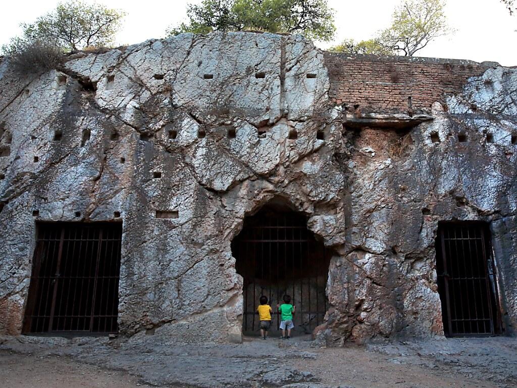 Europarat bemängelt Überbelegung in griechischen Gefängnissen - SWI ...