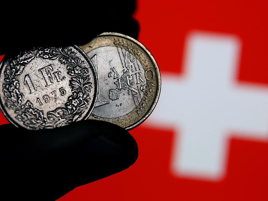 Franco forte: euro sempre più giù, nuovo record negativo - SWI swissinfo.ch