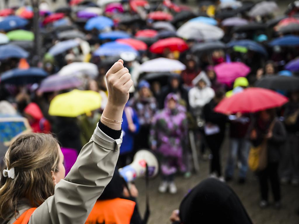 Westschweizer Frauen machen ihrem Ärger in Lausanne Luft - SWI swissinfo.ch