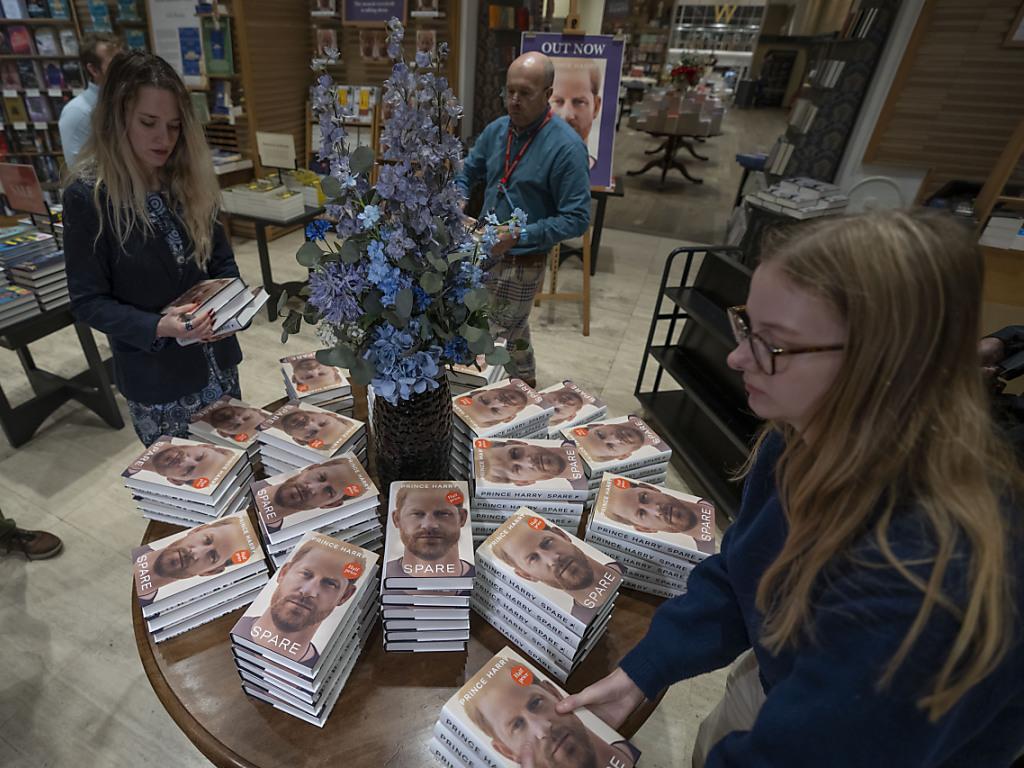 Le grand déballage du prince Harry dans les rayons des librairies - SWI swissinfo.ch