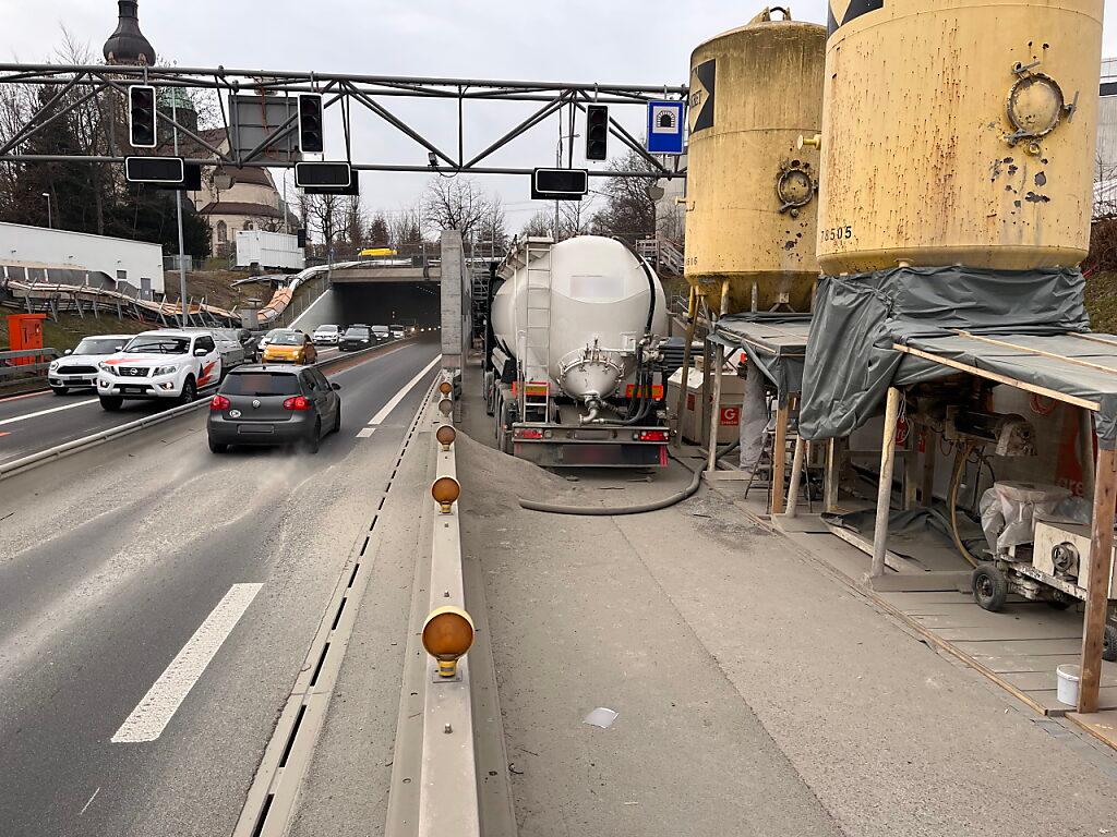 Chauffeur stirbt bei Unfall auf Autobahn-Baustelle in St. Gallen - SWI swissinfo.ch