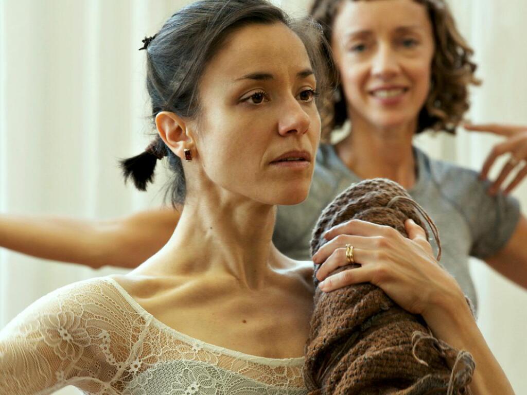 Prima ballerina e mamma in "Becoming Giulia" di Laura Kaehr - SWI ...