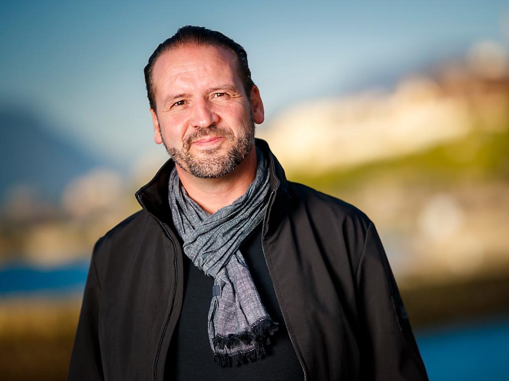 Nicolas Feuz a signé un contrat d'édition avec Joël Dicker - SWI ...