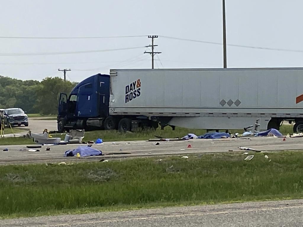 Accident de la route au Canada: six personnes en soins intensifs - SWI ...