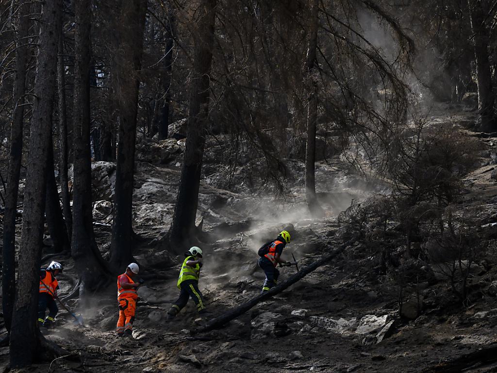 La lutte contre le feu se poursuit à Bitsch (VS) - SWI swissinfo.ch