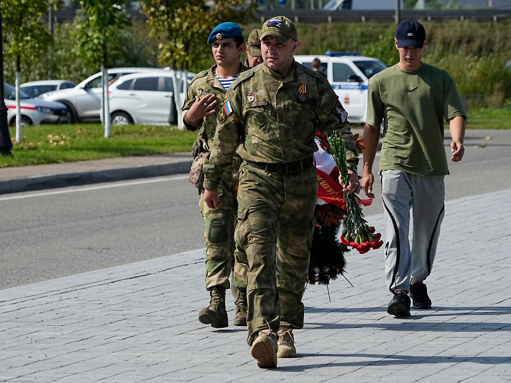 Wagner-Kommandeur Utkin nahe Moskau beerdigt - SWI swissinfo.ch