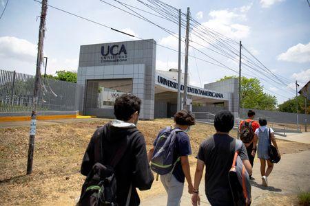 Líder jesuíta se opõe a fechamento de universidade por governo da ...