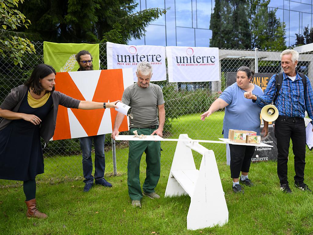 Action de protestation devant les locaux d'Elsa à Estavayer-le-Lac ...