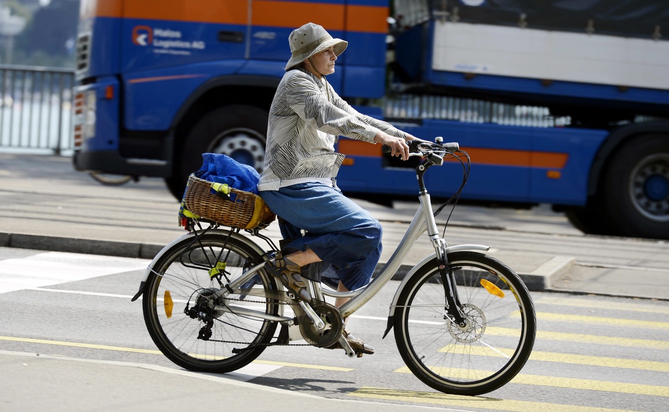 Switzerland considering e-bike courses for seniors - SWI swissinfo.ch