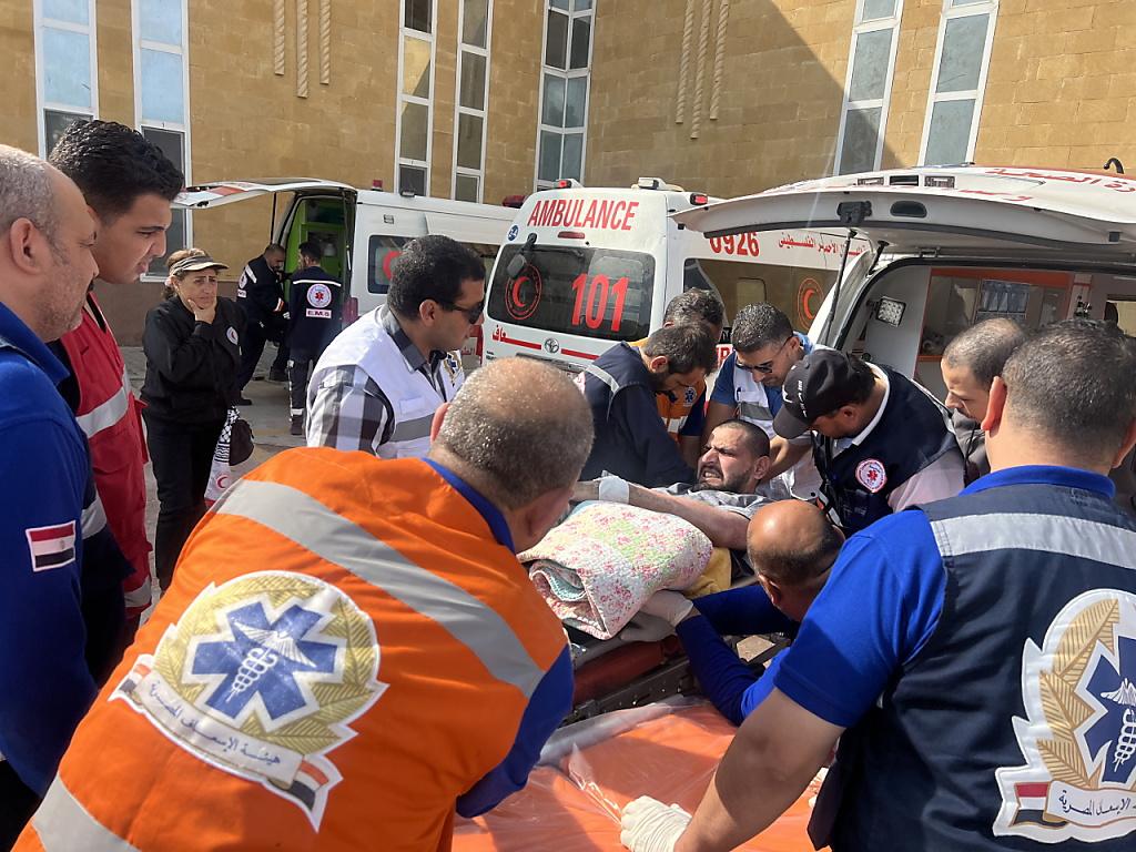 Une fosse commune dans le principal hôpital de Gaza - SWI swissinfo.ch