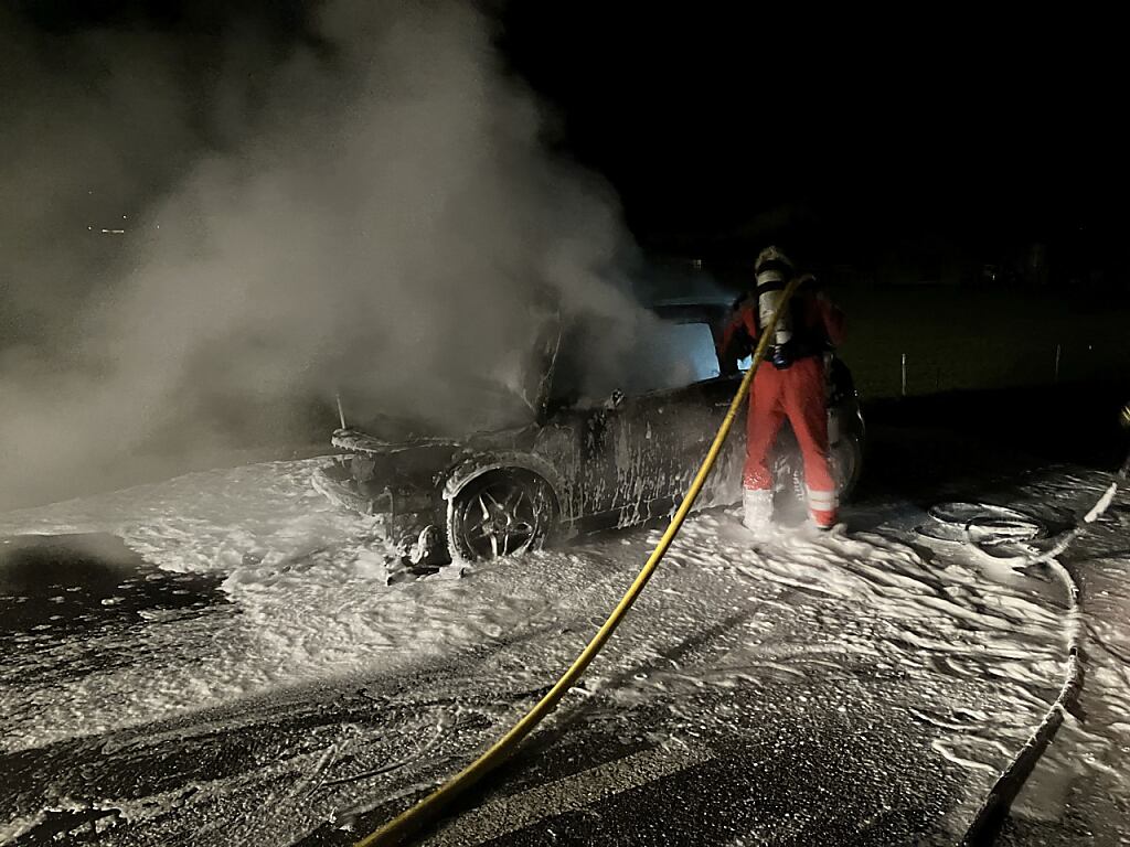 Brennendes Auto auf dem Autobahnzubringer bei Mollis - SWI swissinfo.ch