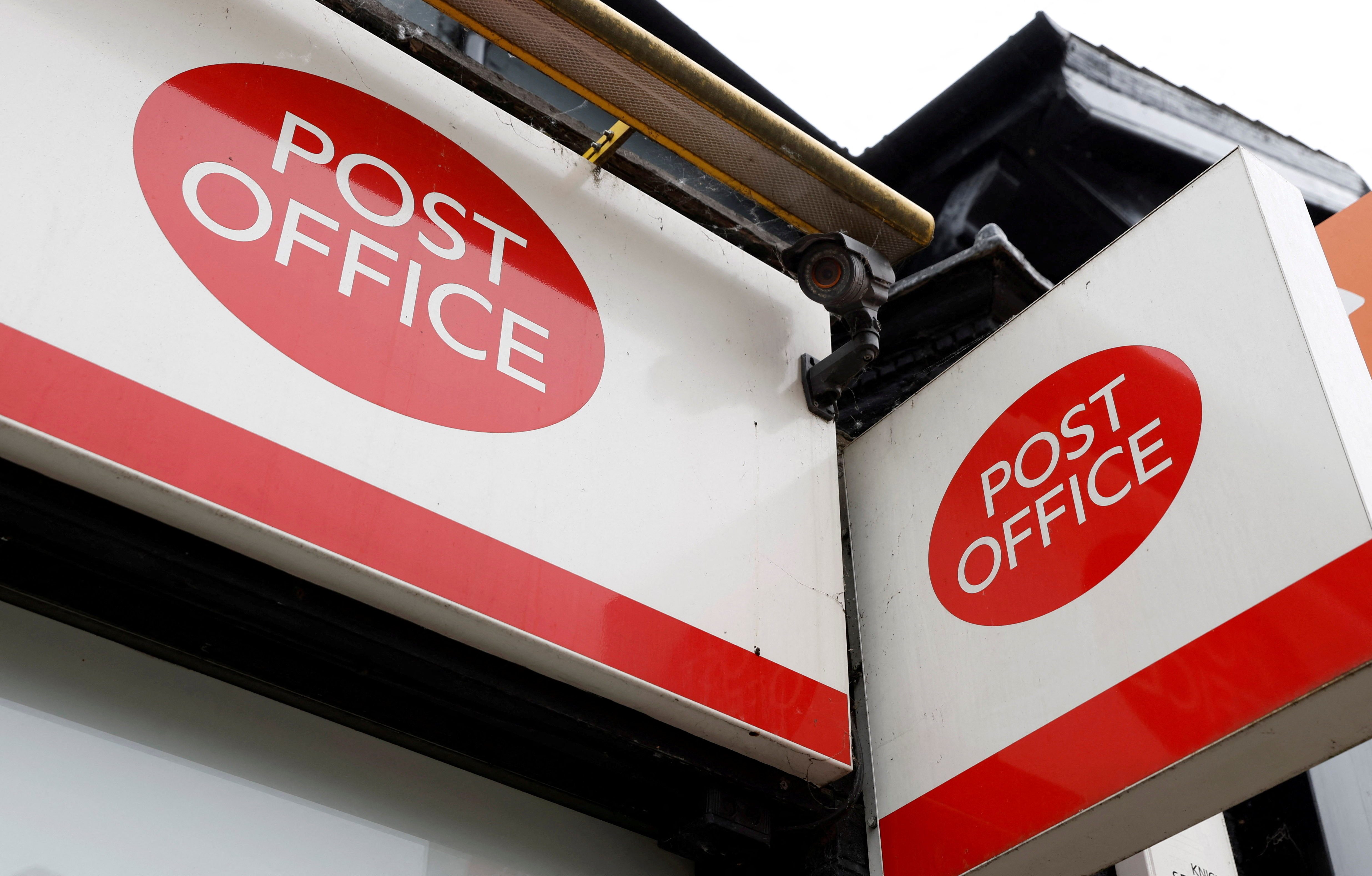Ex-boss of UK Post Office returns honour after convictions scandal ...